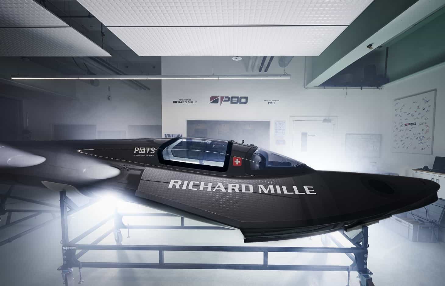 Exolon Group levert polycarbonaatplaten voor de cockpit van Speedboat ...